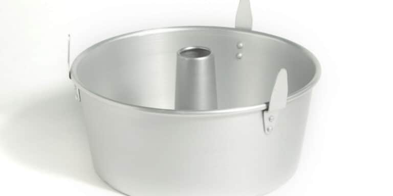 Tube Pan vs Bundt Cake Pan - What's the DIfference?
